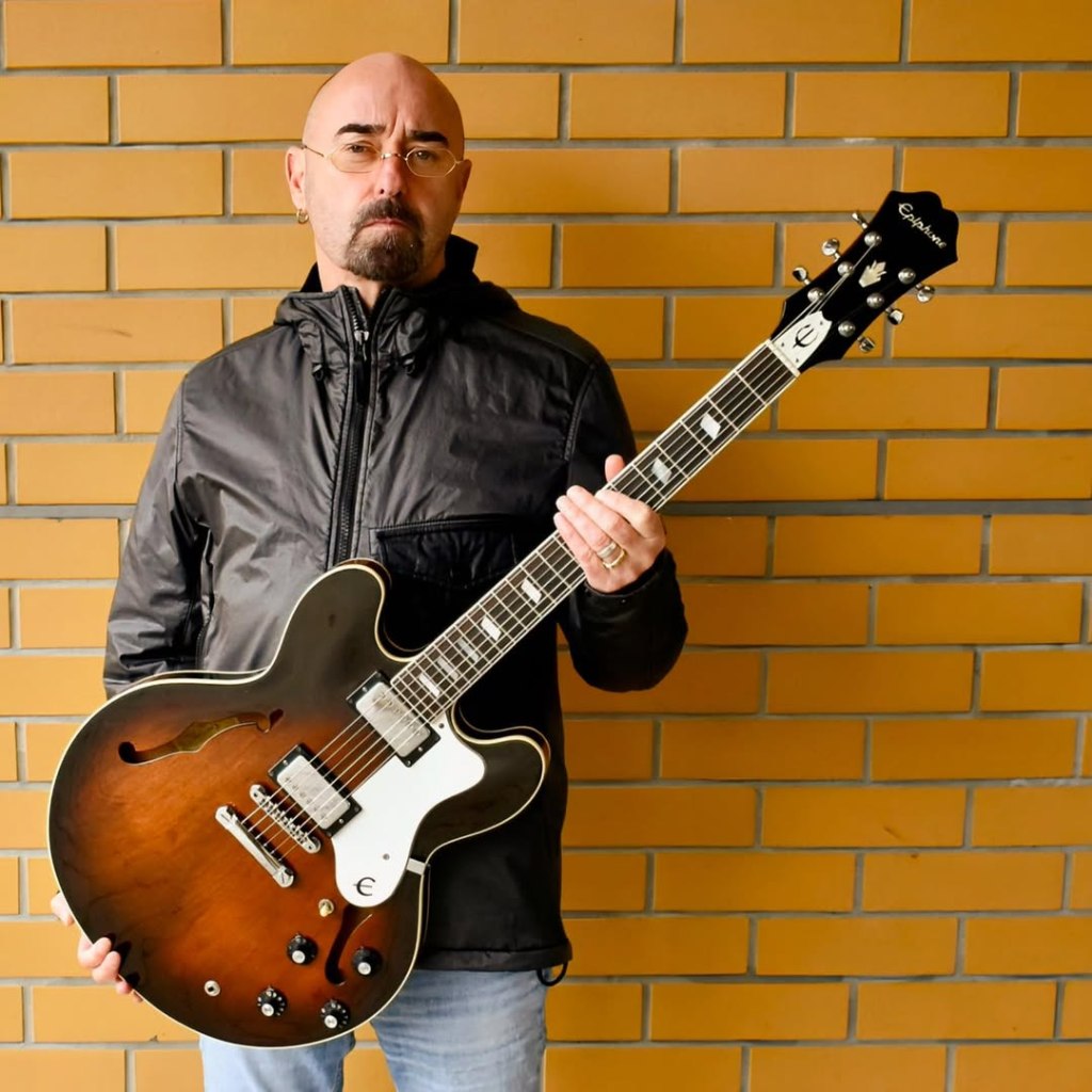 Oasis reunion – the first gig: gear analysis – The Chief's Guitars ...